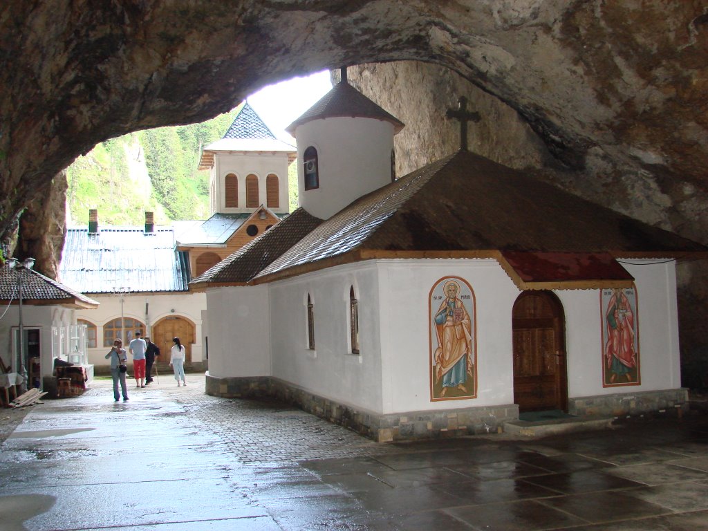 Five amazing Romanian caves to visit with your family ...