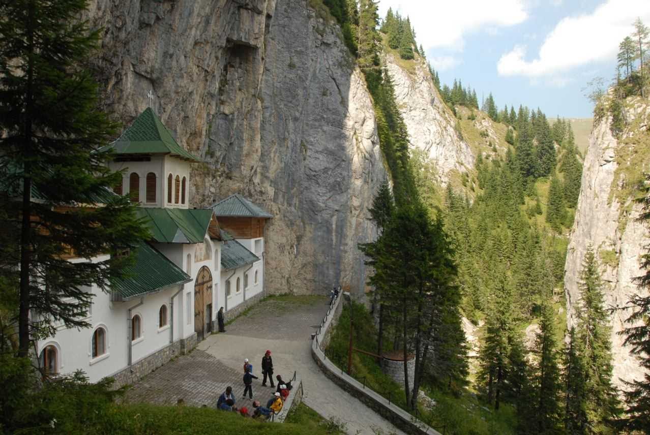 Five amazing Romanian caves to visit with your family ...